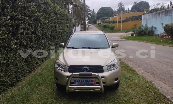 Acheter occasion voiture toyota rav4 beige à abidjan, abidjan - voitures.ci